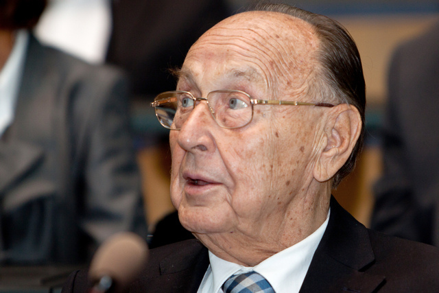 Juncker praises Genscher as Cold War 'symbol of hope' | Euractiv