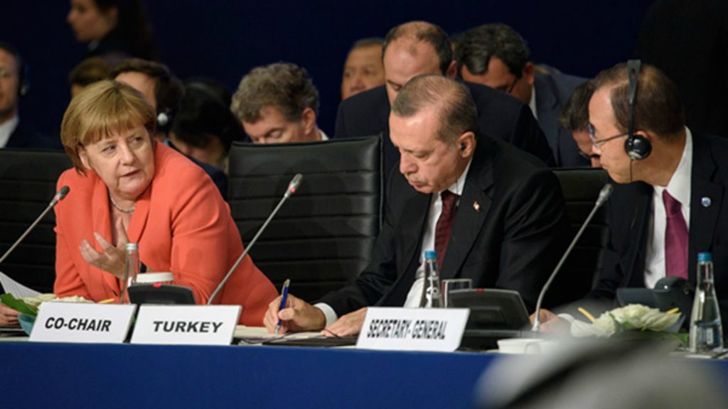 Merkel warns Erdogan his authoritarian drift endangers visa deal | Euractiv