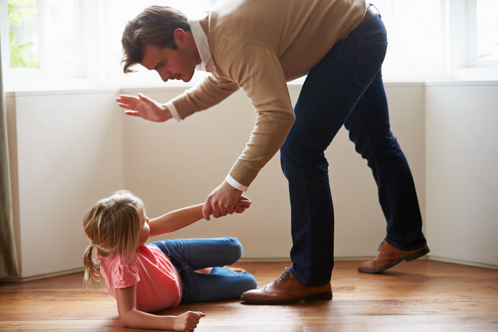 Top court strikes down France's anti-smacking law | Euractiv