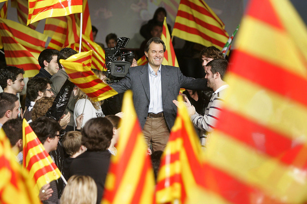 Catalonia independence leader banned from public office | Euractiv