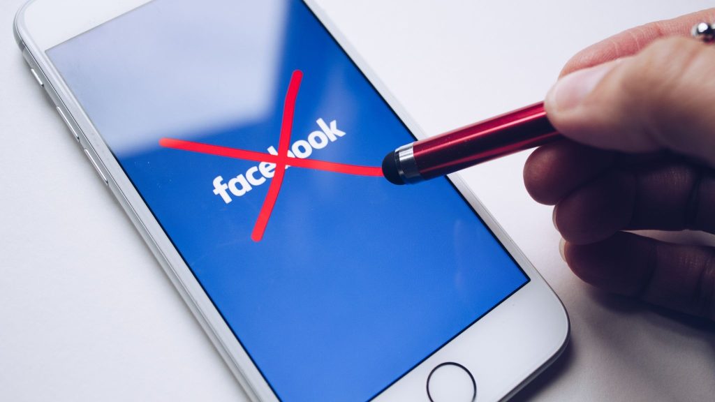Activist groups launch campaign to break up Facebook | Euractiv