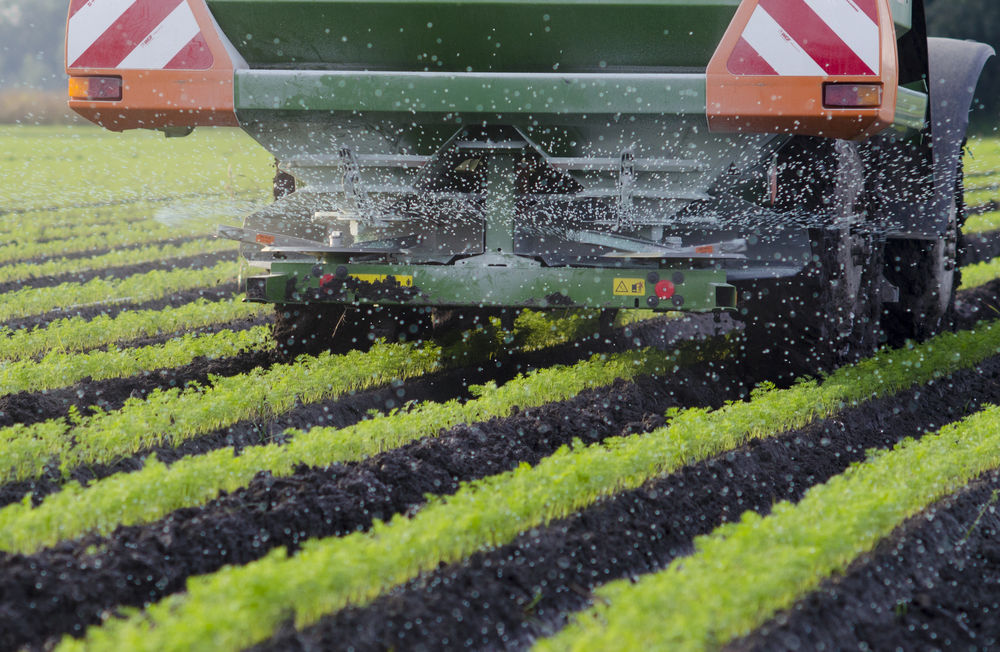Fertiliser industry vows to feed one ‘extra Germany’ per year | Euractiv