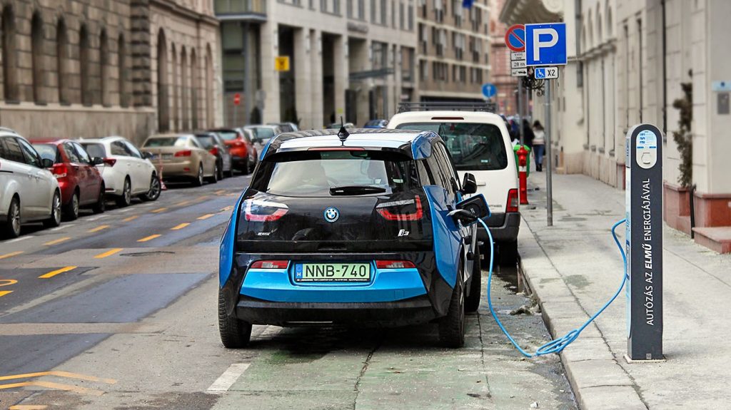 The time to decentralise electric vehicle e-roaming is now | Euractiv