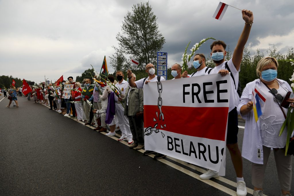 Tens of thousands in Lithuania form human chain for Belarus | Euractiv