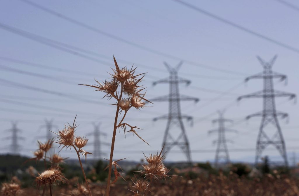 Greek power utility forges ahead with corporate green financing | Euractiv