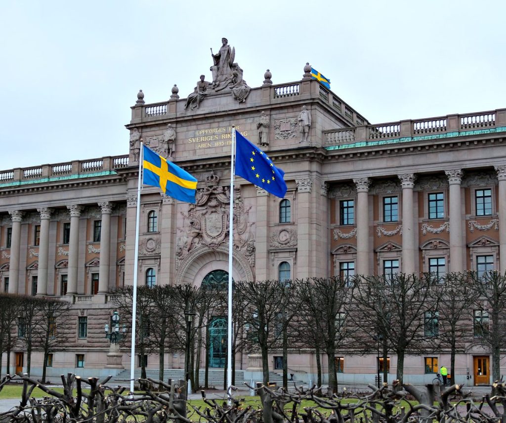 Swedish minority government proposes generous budget | Euractiv