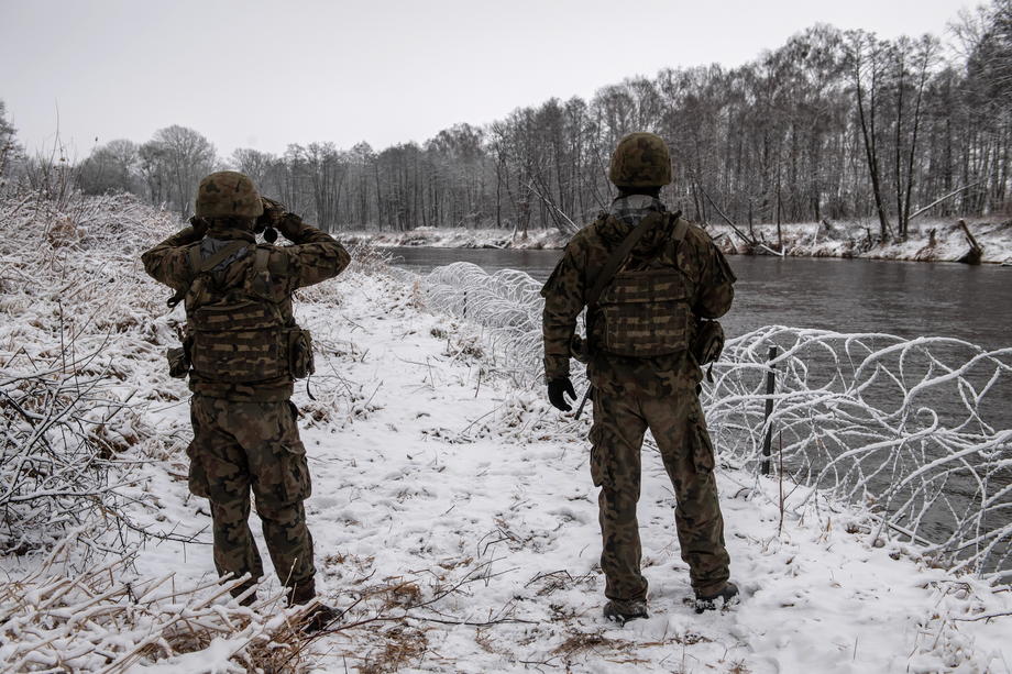 British soldiers begin operations to support Poland at Belarus border ...