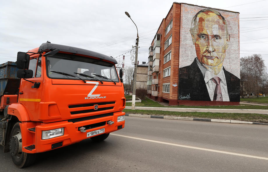 Pictures of Putin, Z symbol paraded on Victory Day in Belgrade | Euractiv