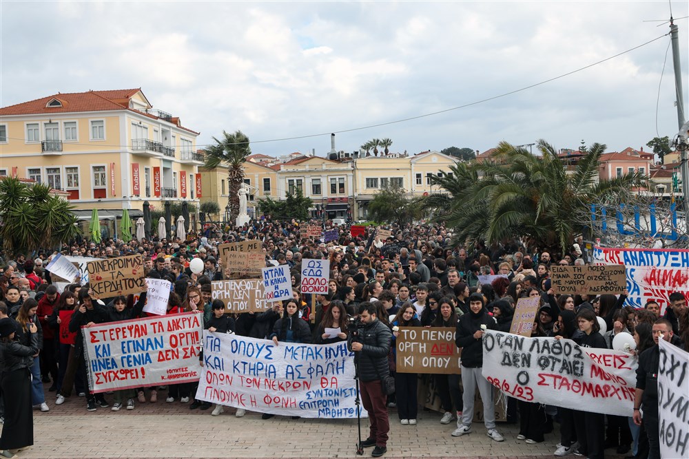 Tens of thousands march in Greece in angry train crash protest | Euractiv