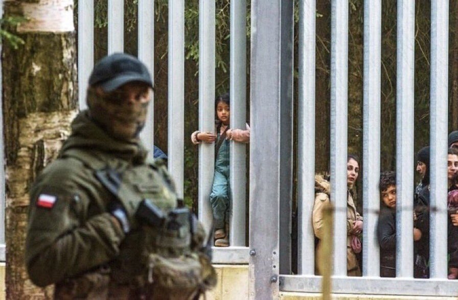 Migrant group stuck at Poland-Belarus border | Euractiv