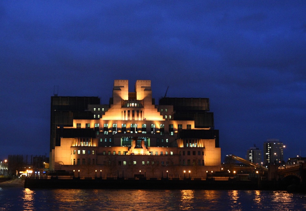 UK's MI6 spy tells Russians: join us as agents to end war | Euractiv