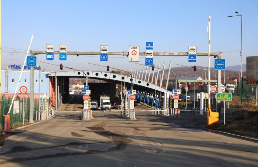 Slovak truckers to block Ukraine crossing, joining Polish protests ...