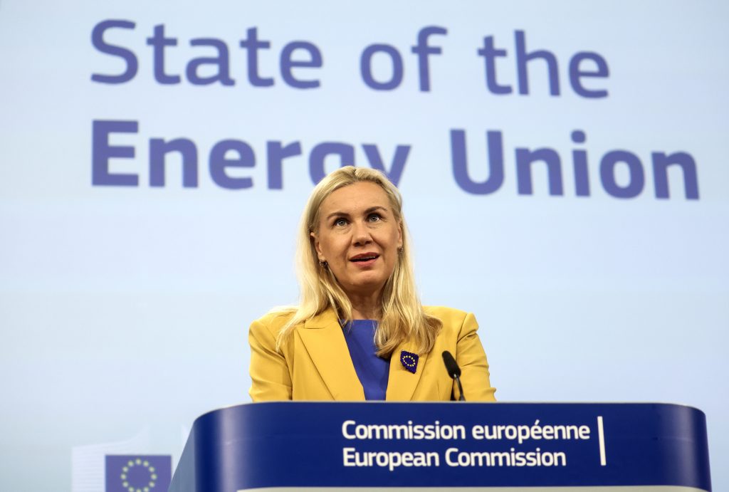EU passes 50% renewables milestone amid missing climate plans | Euractiv