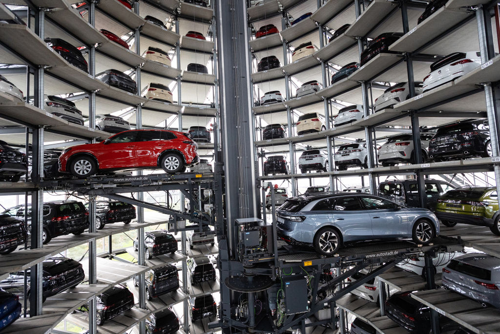What’s behind Europe’s car industry crisis | Euractiv