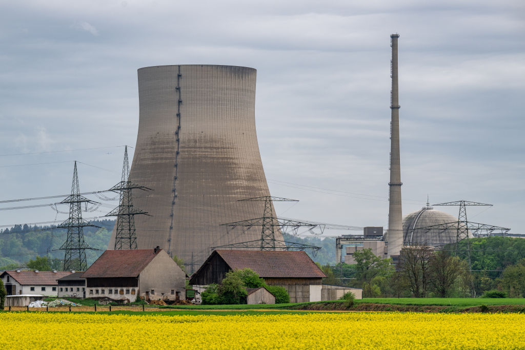 German coalition delays nuclear re-entry, doubles down on gas | Euractiv