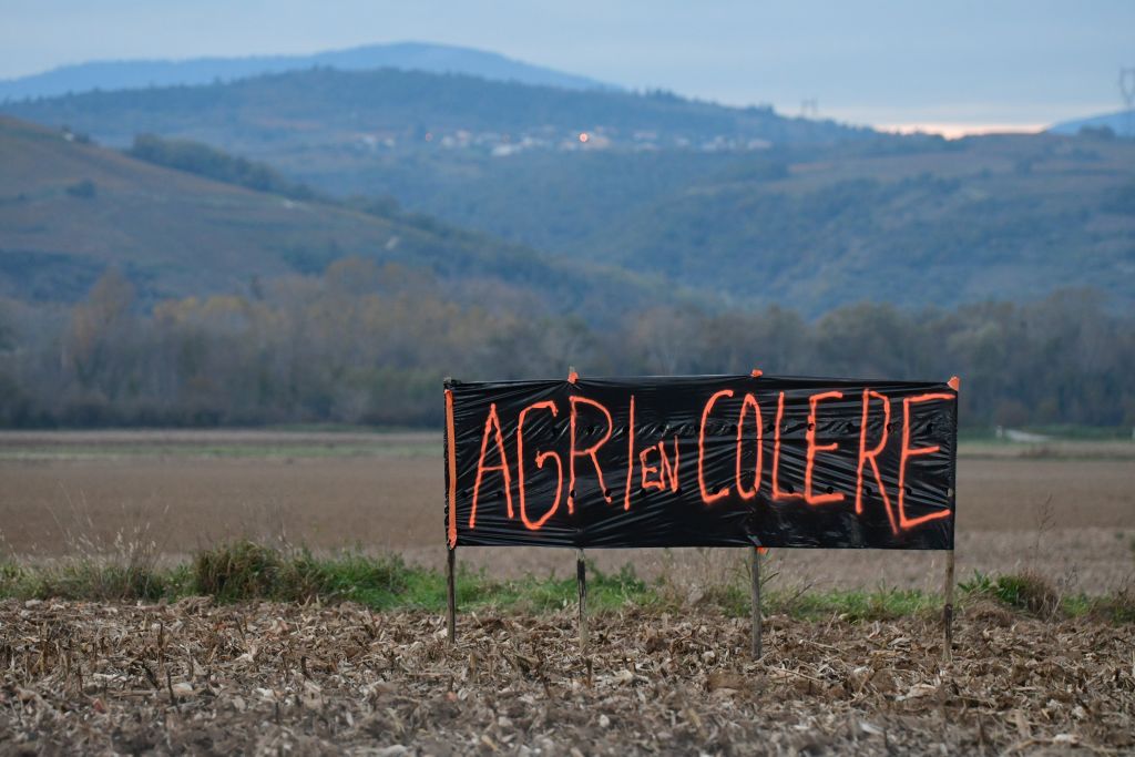 France to ease tensions between farmers and green police | Euractiv