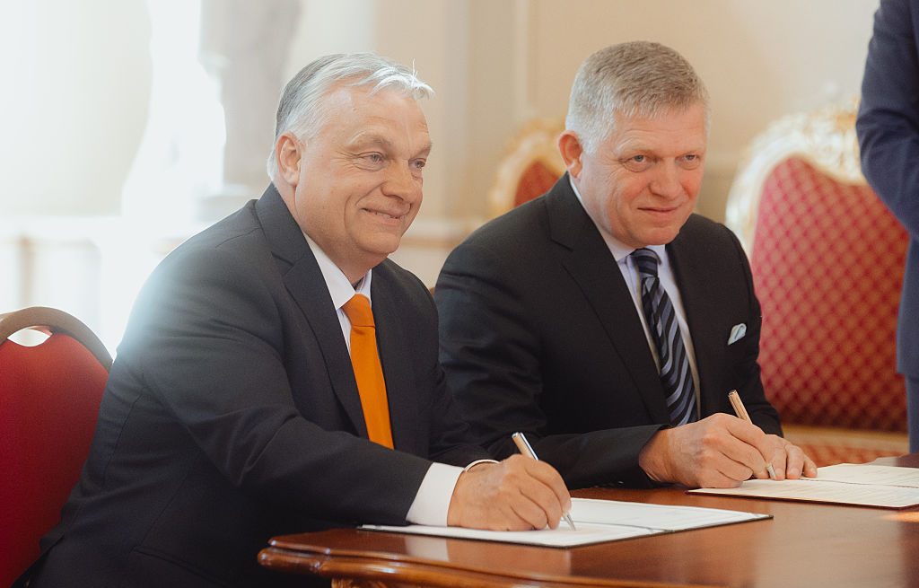 Fico and Orbán display bromance, dodging thorny issues | Euractiv