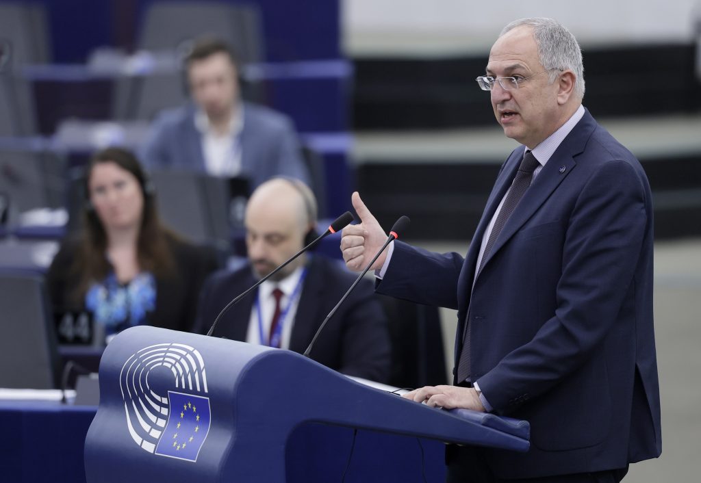 EU Ocean Pact: MEPs want more than a message in a bottle | Euractiv