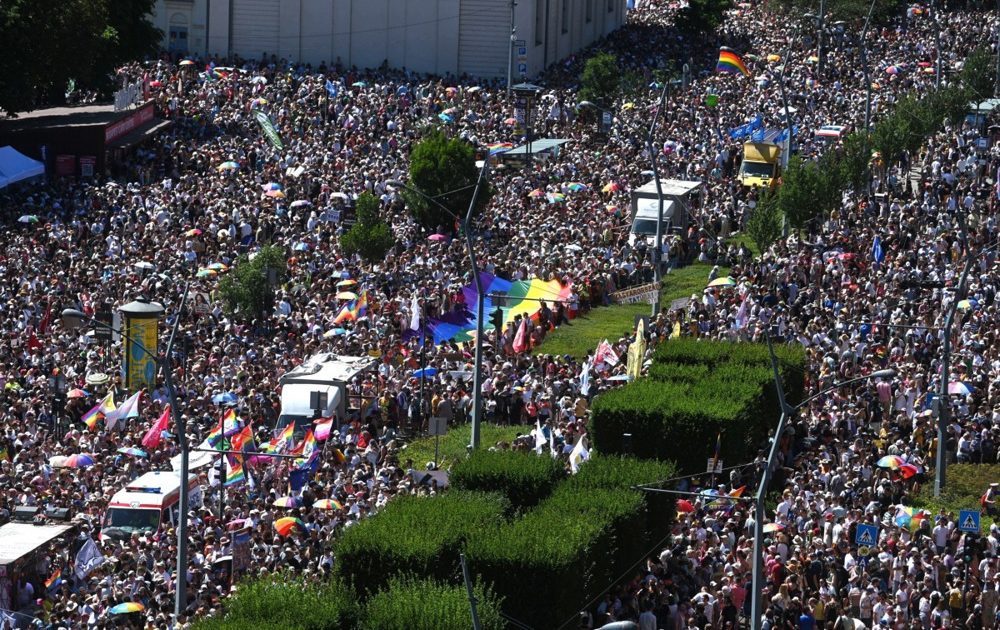 Major turnout as Budapest Pride defies Orban's ban in Hungary | Euractiv