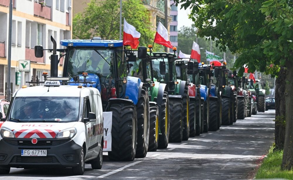 Polish farmers halt protests to join border patrols | Euractiv