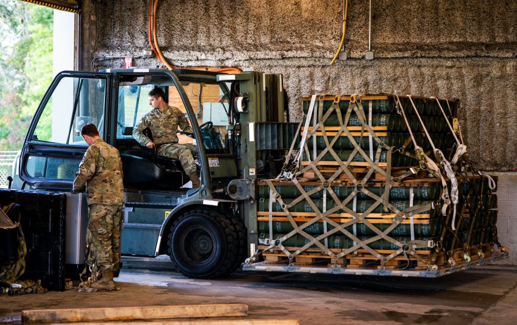 Europeans ponying up to fund US weapons shipments to Ukraine | Euractiv