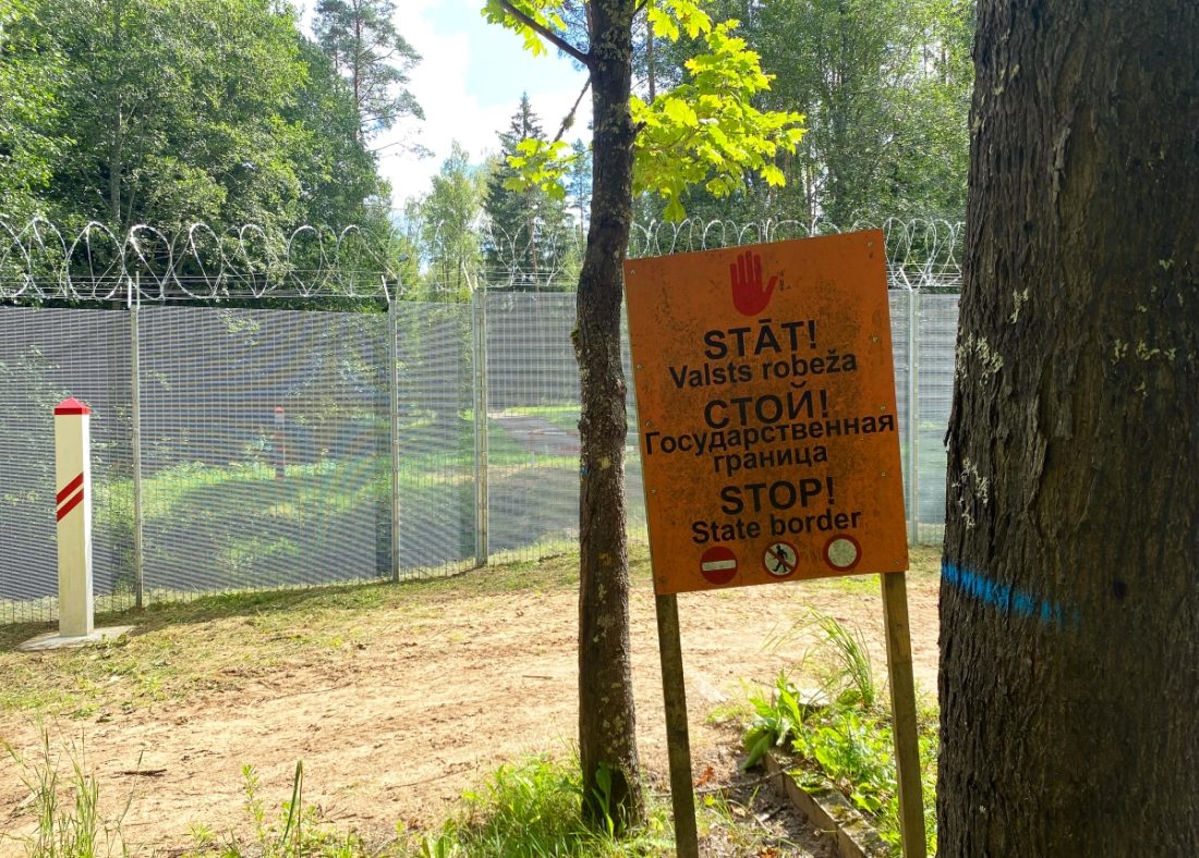 Latvia completes 280km border fence with Russia | Euractiv