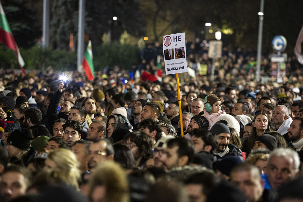 Bulgarian government resigns after mass protests | Euractiv