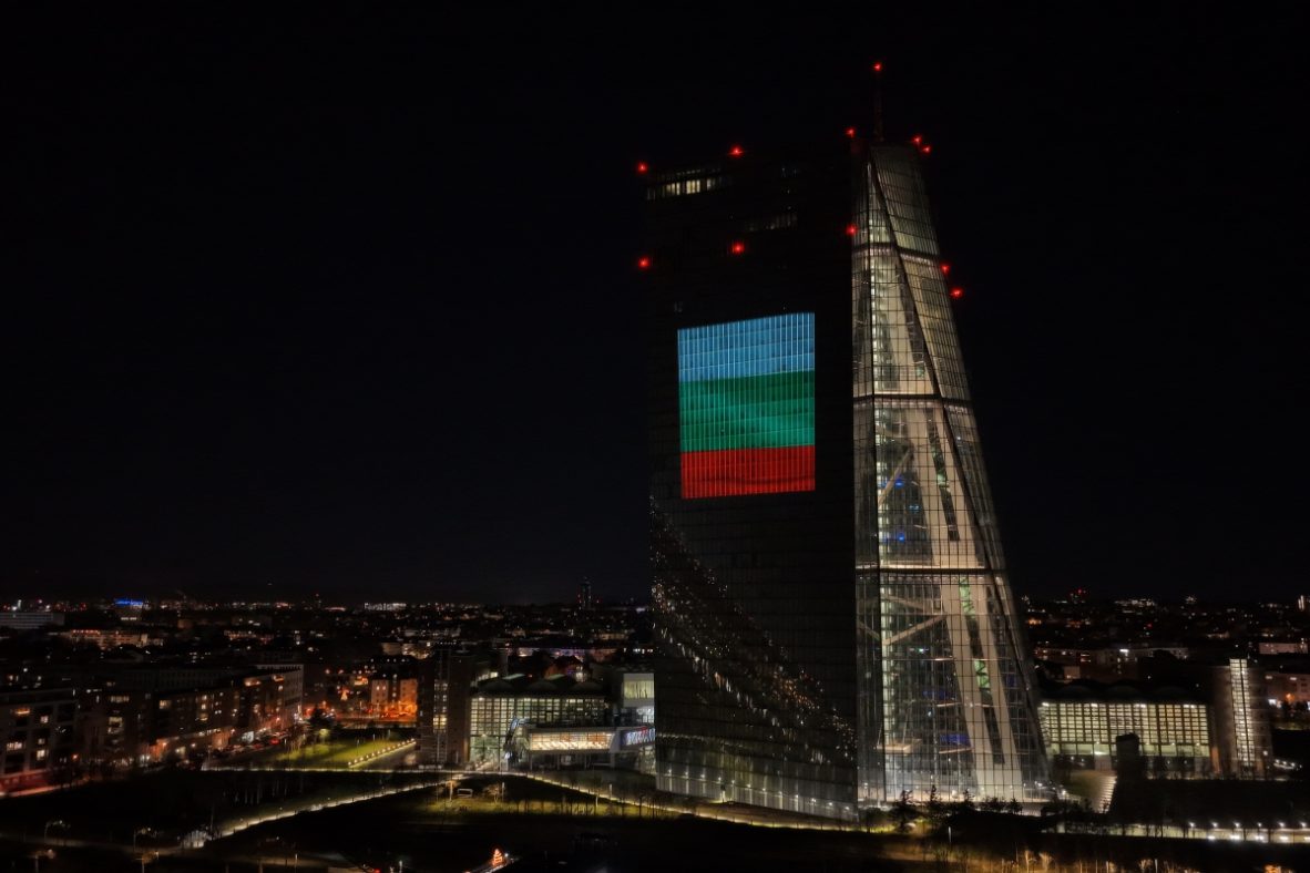 Bulgaria adopts the euro, nearly 20 years after joining the EU | Euractiv