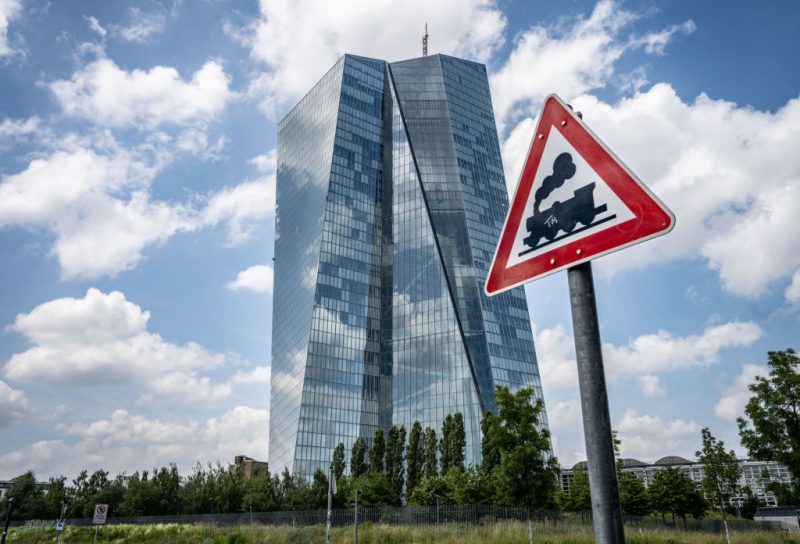 ECB holds interest rates and warns of Iran war risks | Euractiv