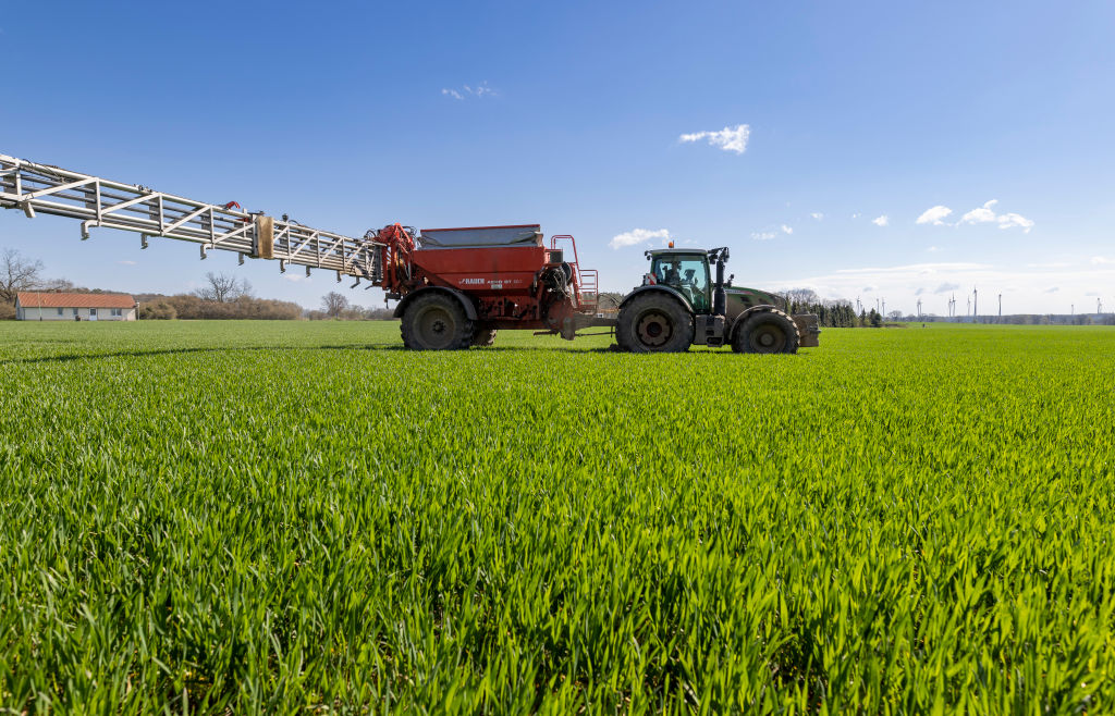 EU caps Russian ammonia imports in new sanctions package | Euractiv