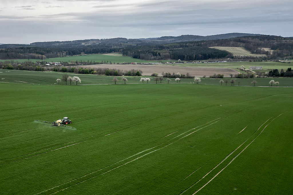 Parliament eyes further easing of pesticide rules | Euractiv