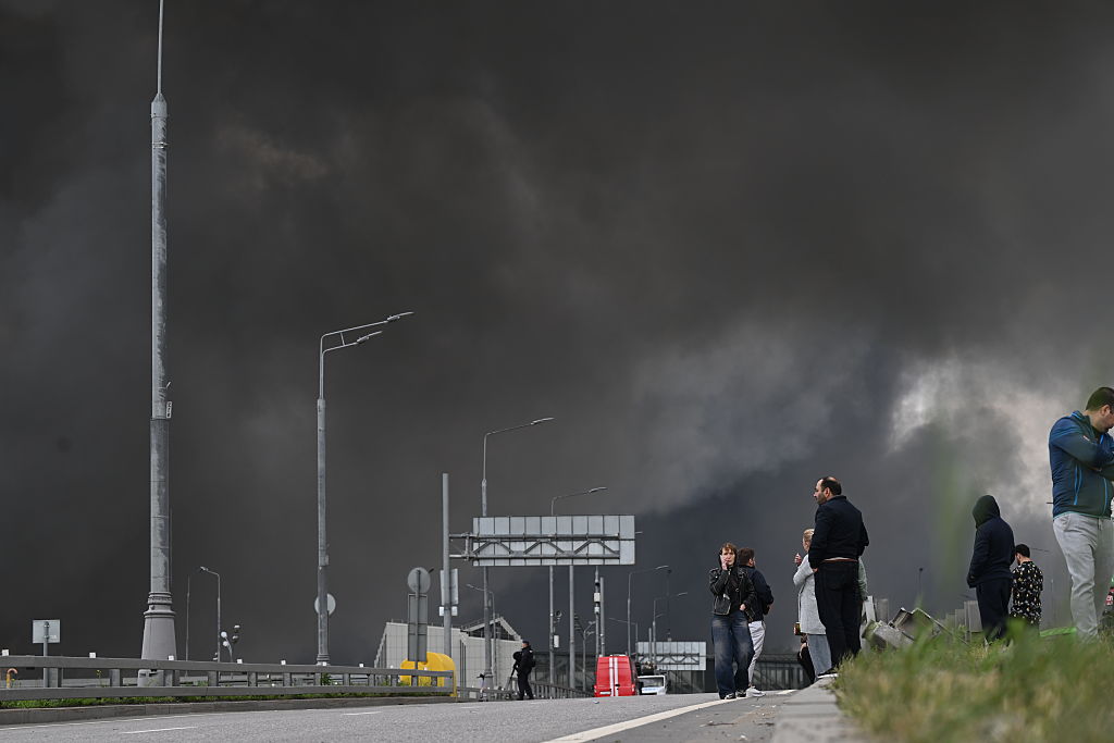 Ukraine sets Moscow refinery ablaze in biggest attack in years | Euractiv