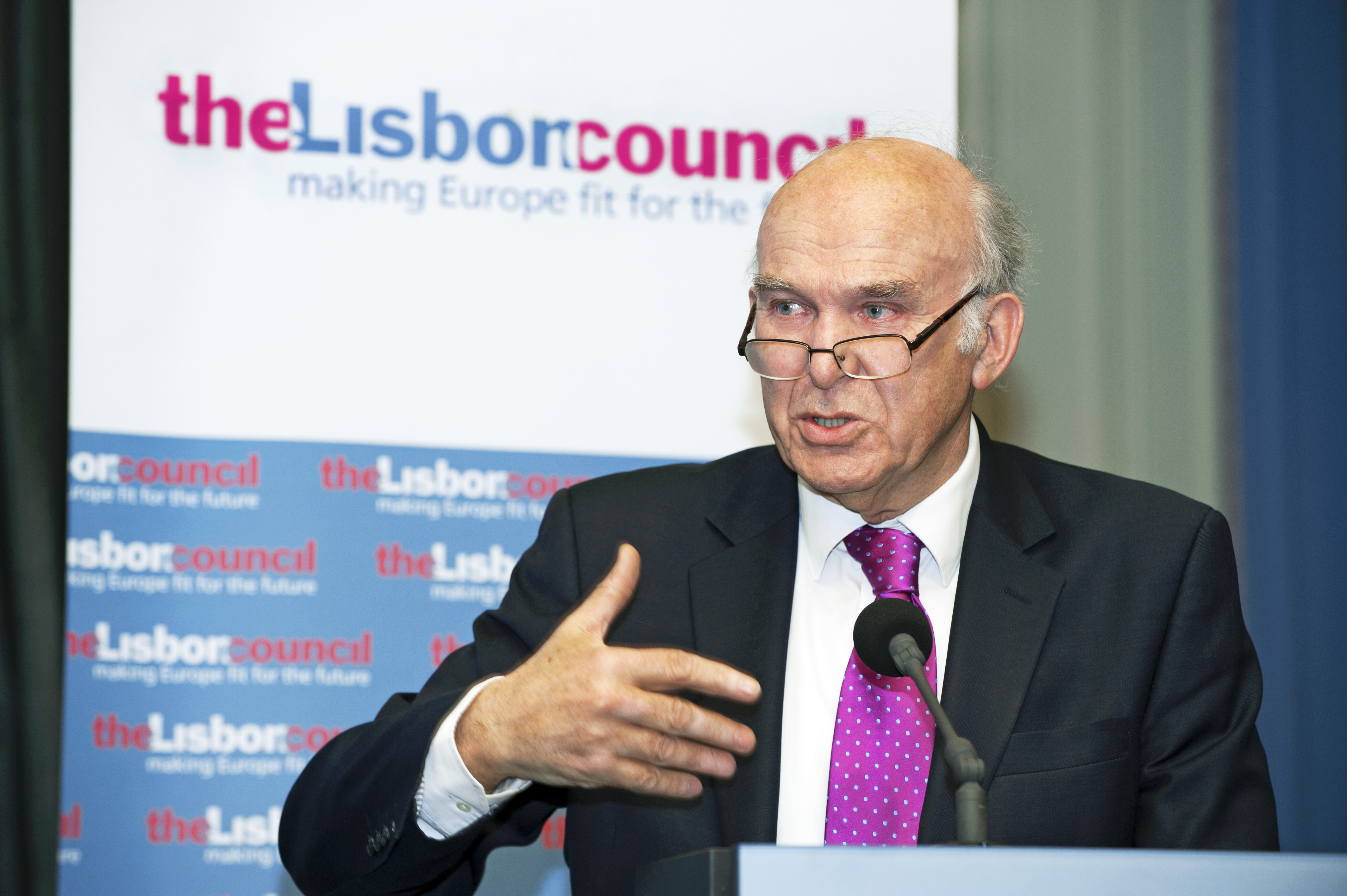 Cable tells Cameron to stop shouting at EU | Euractiv