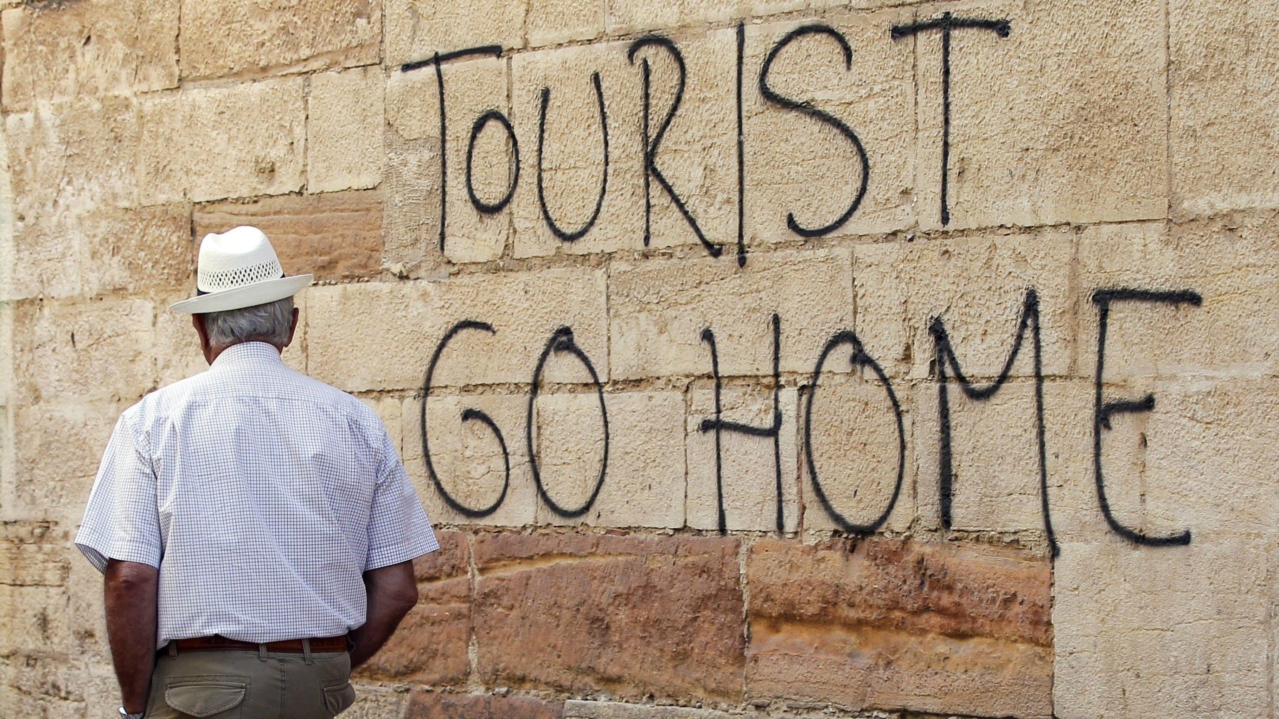 Southern Europe activists join forces against mass tourism | Euractiv
