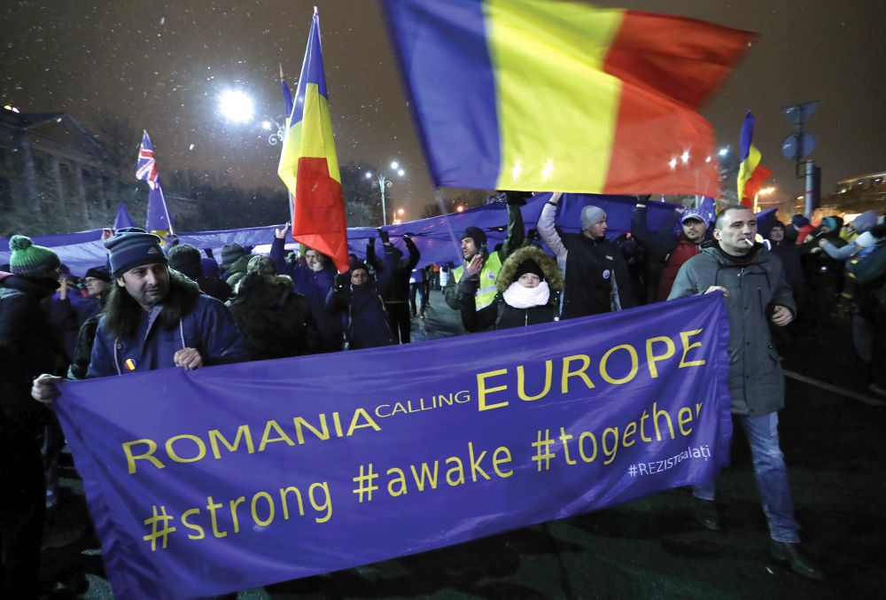 Thousands of Romanians protest against judicial changes | Euractiv