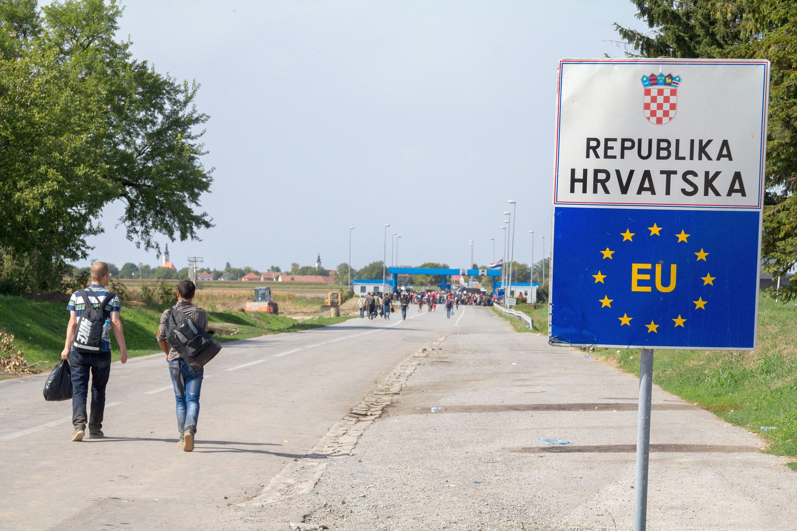 Spurned by authorities, humanitarian NGOs feel unsafe in Croatia | Euractiv