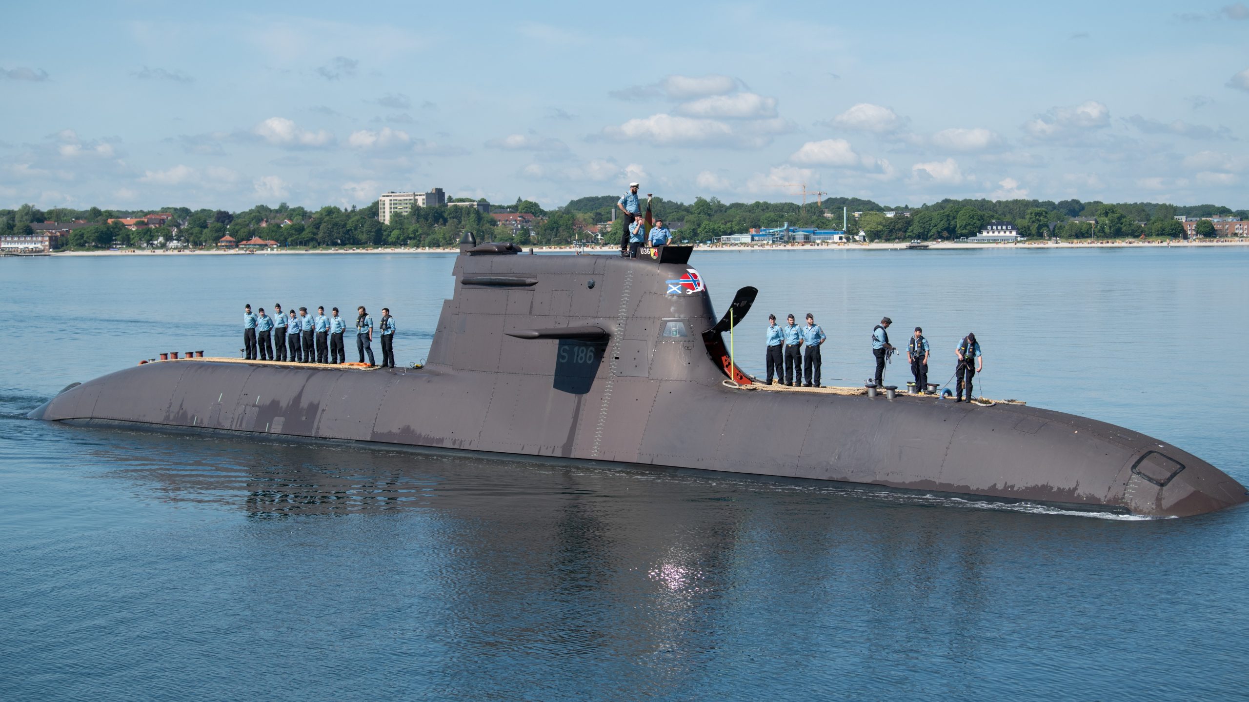 Berlin to limit sensitive military tenders to German firms | Euractiv