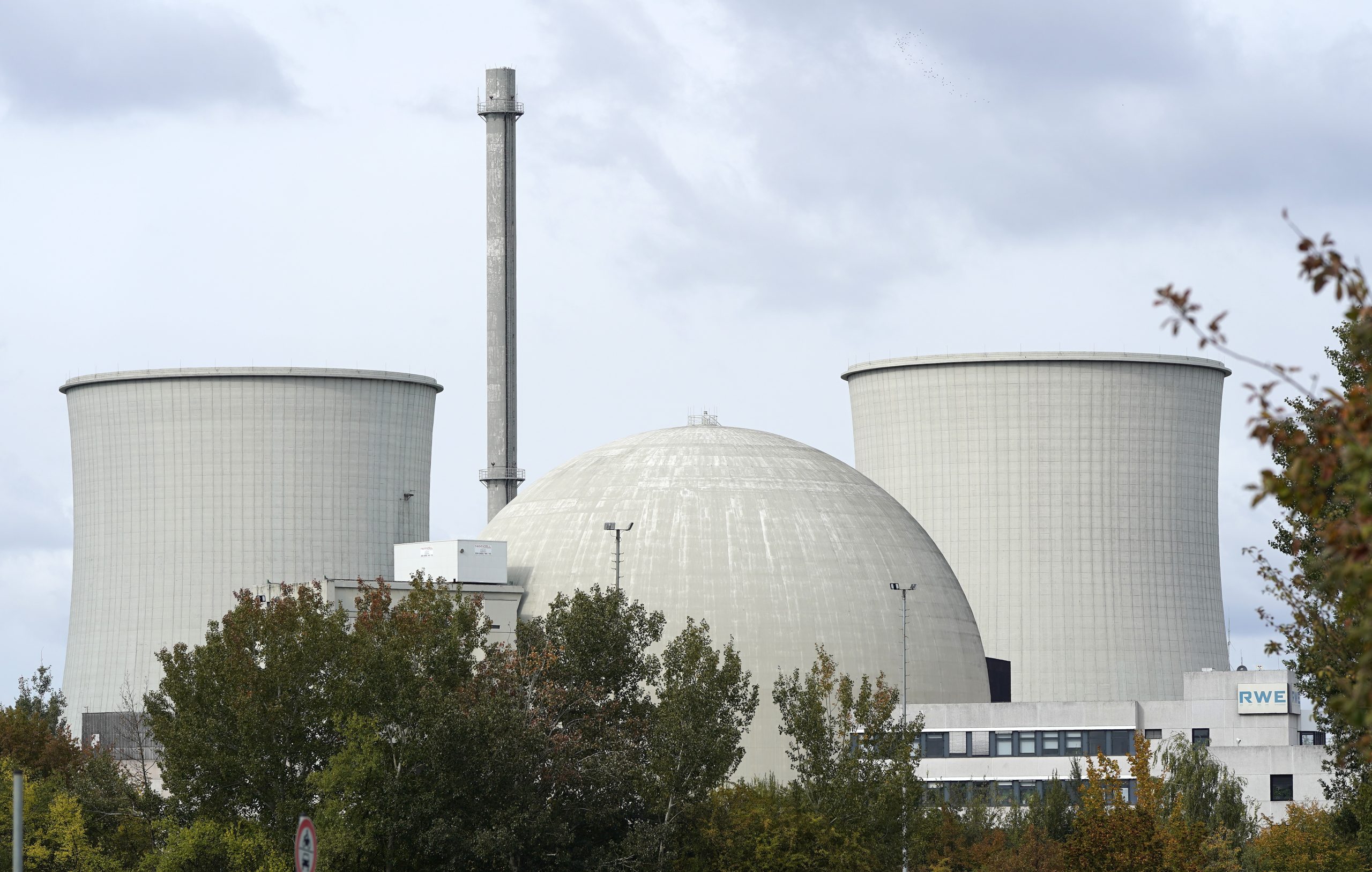 Intellectuals urge Germany to keep nuclear plants online | Euractiv