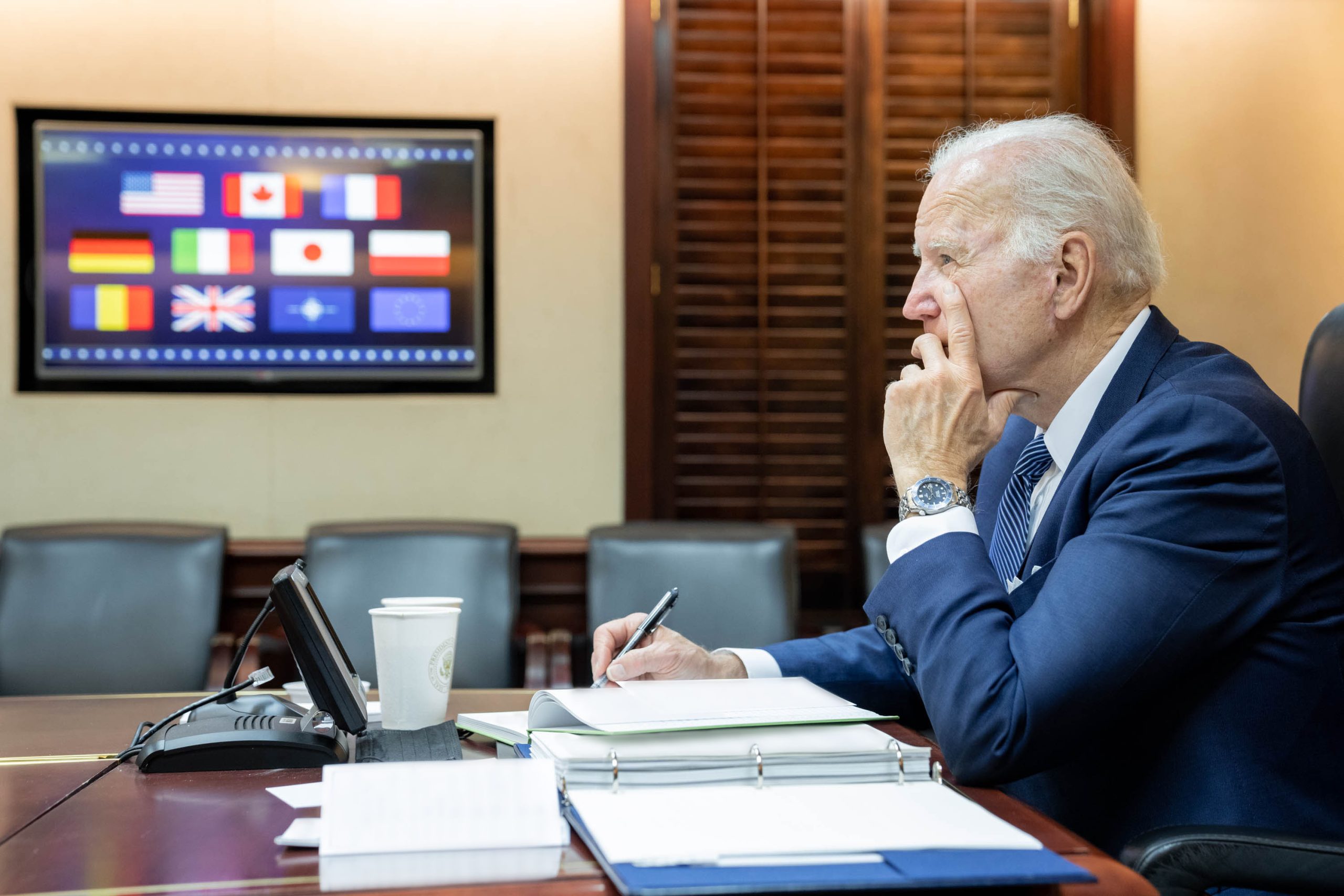Biden, allies discuss new security guarantees for Ukraine | Euractiv