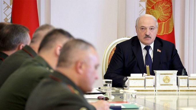 Lukashenko warns Ukraine, deploys troops with Russia | Euractiv