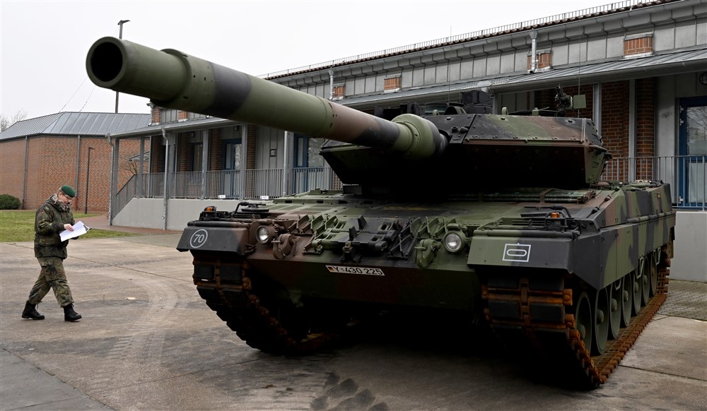 Leopard tanks like a Mercedes, says Ukrainian soldier training in ...