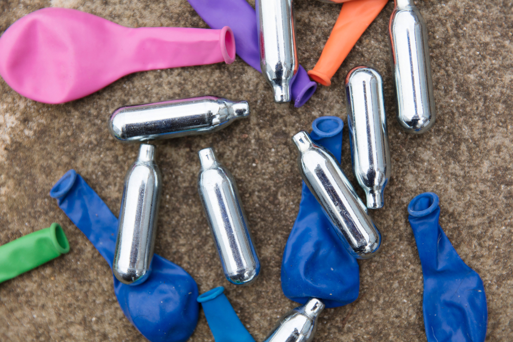The UK government clamps down on laughing gas | Euractiv