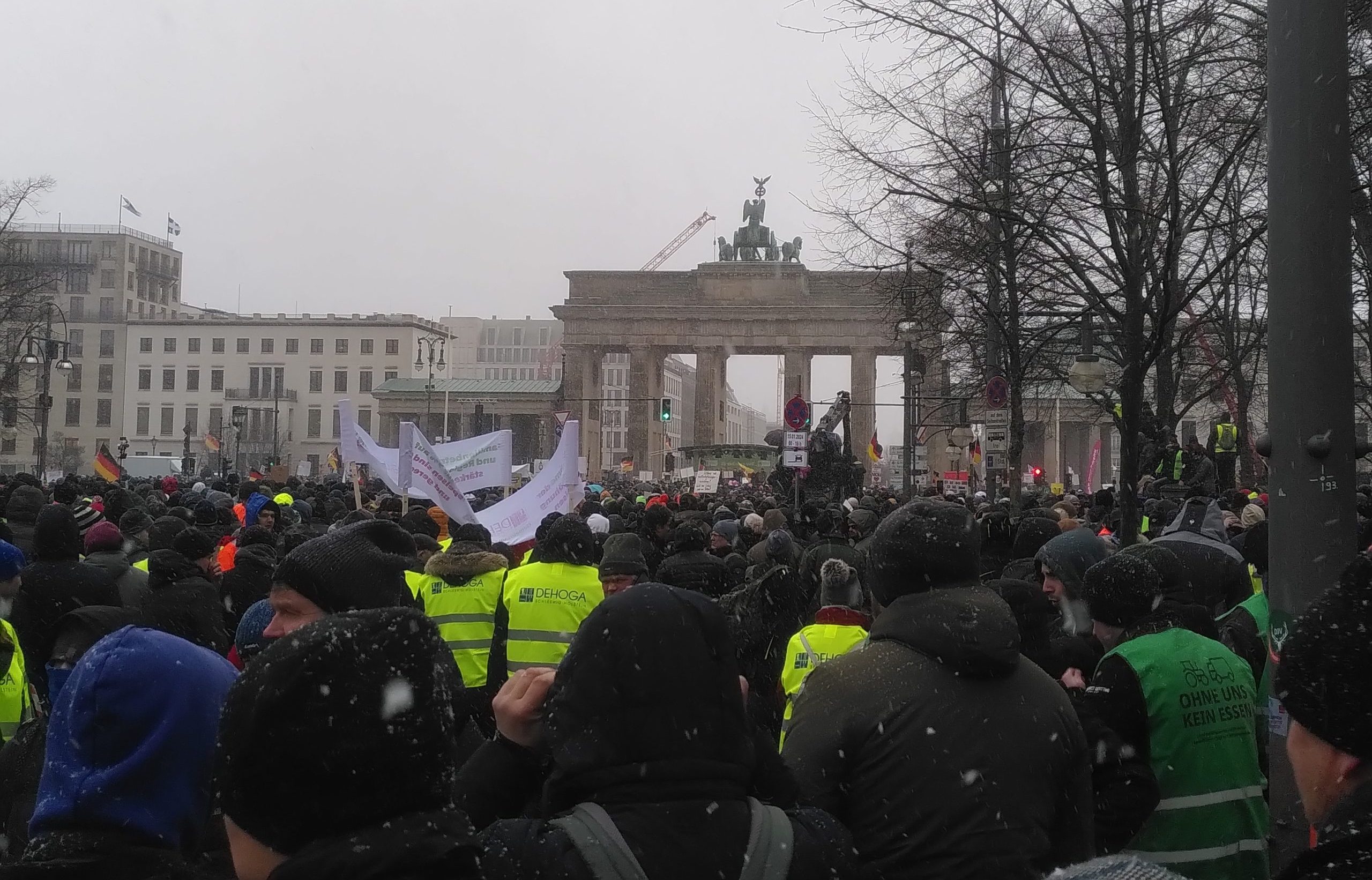 German farmers halt protests to negotiate with government | Euractiv
