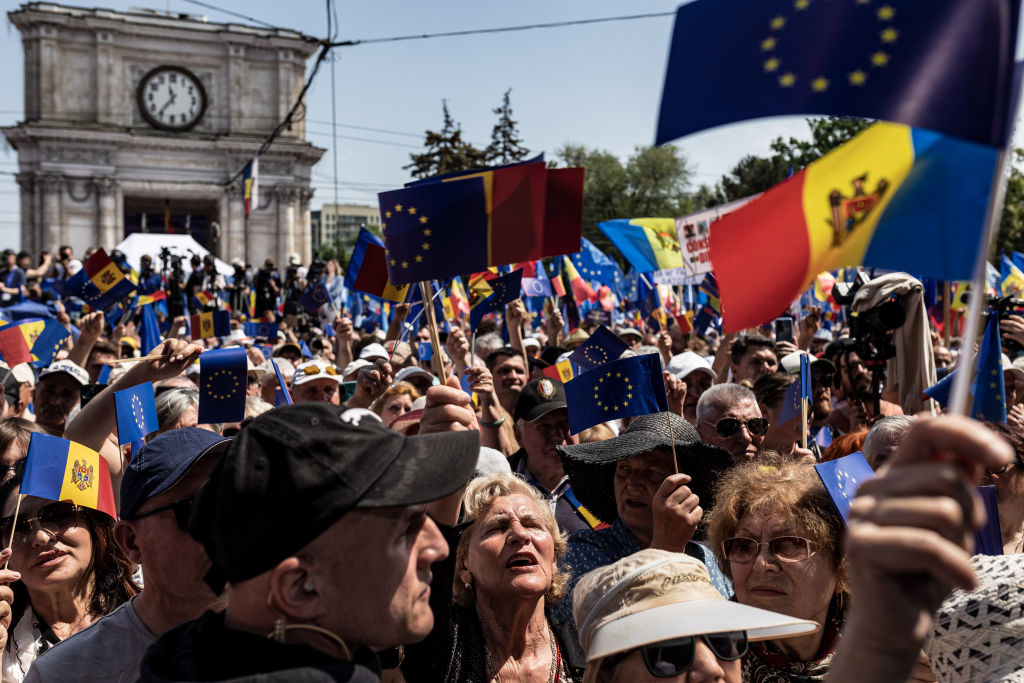 'There is no plan B': Moldova faces decisive twin EU vote | Euractiv