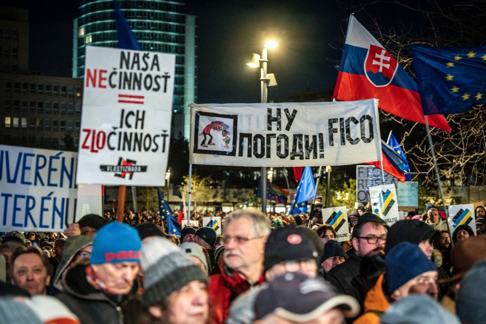 Thousands rally against Slovakia seeking closer Russia ties | Euractiv