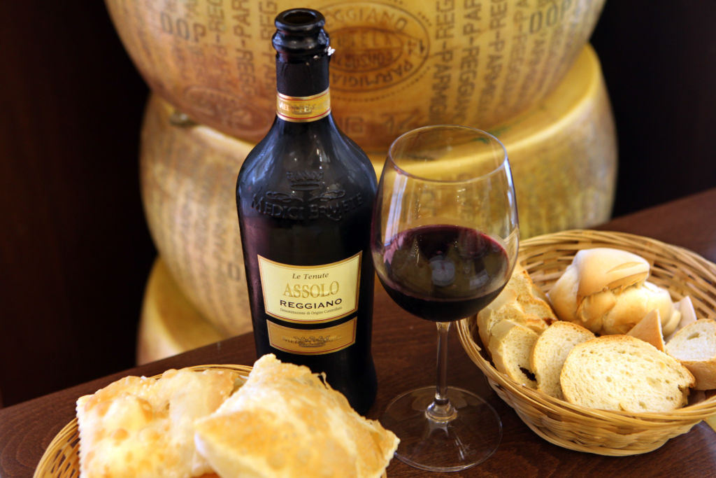 US rushes to hoard European wine, cheese as Trump takes office | Euractiv