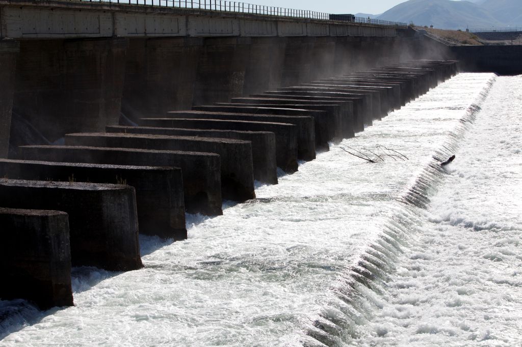 Meloni announces new cable to tap into Albanian hydropower | Euractiv